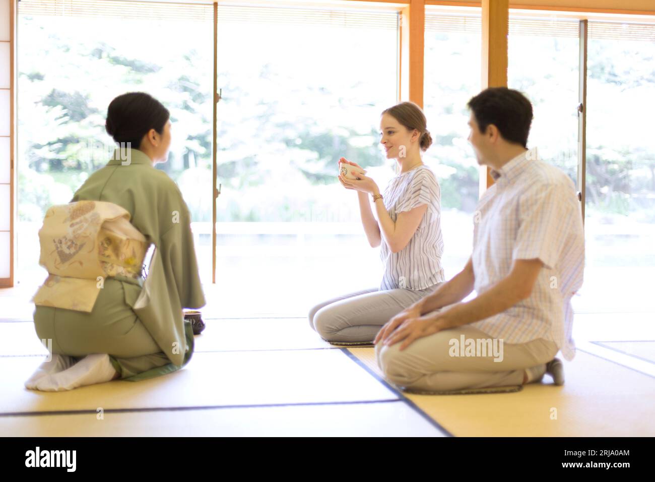 Foreign men and women tourists experiencing the tea ceremony Stock ...