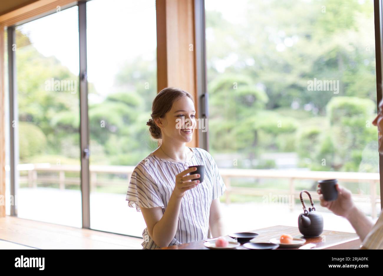 Foreign tourists talking with tea in their hands Stock Photo - Alamy