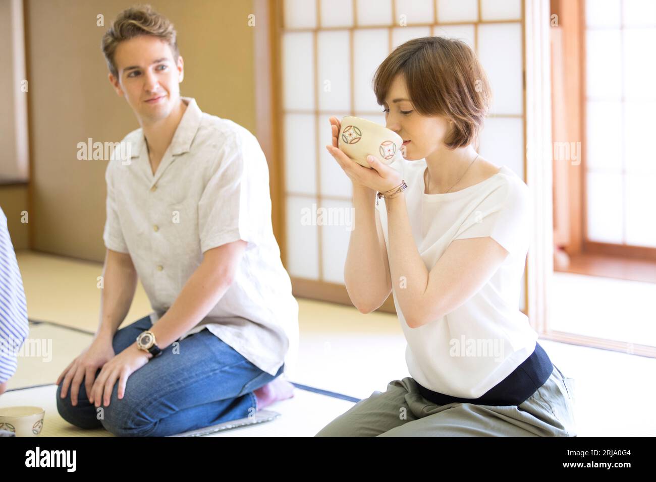 Foreign men and women tourists experiencing the tea ceremony Stock ...