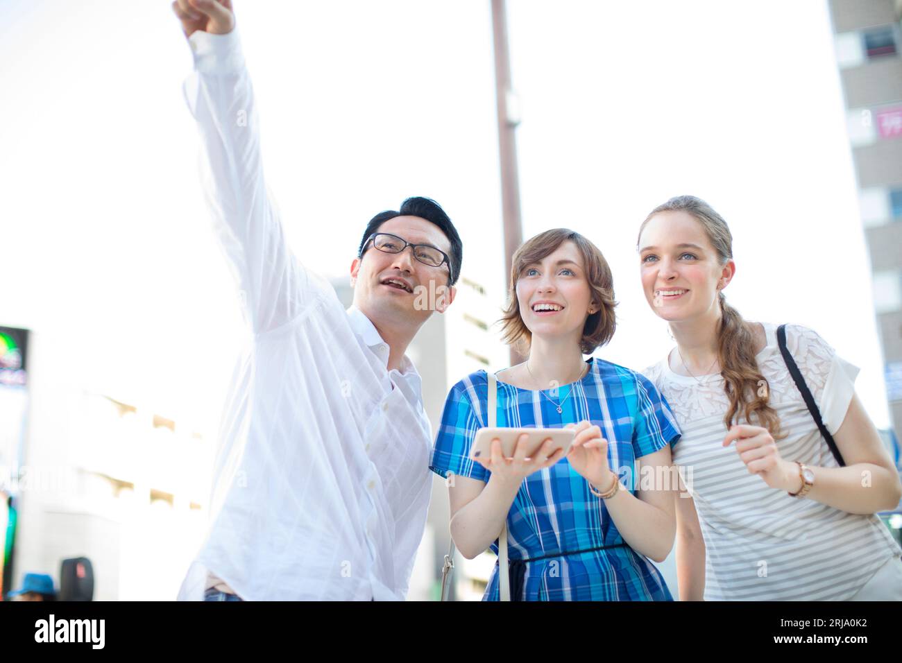 Foreign tourists being shown the way Stock Photo - Alamy