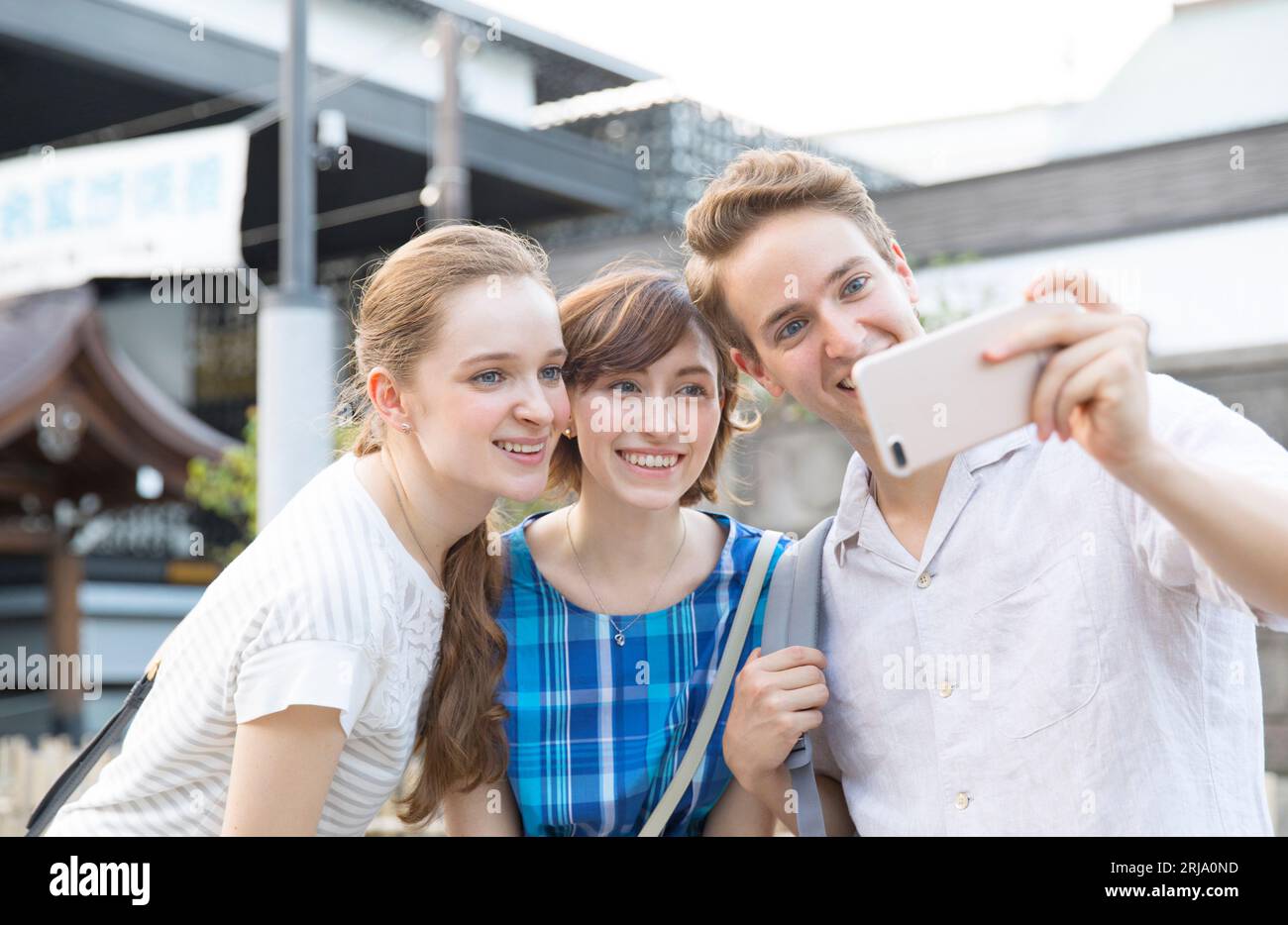 Foreign tourists, male and female, taking a commemorative photograph ...