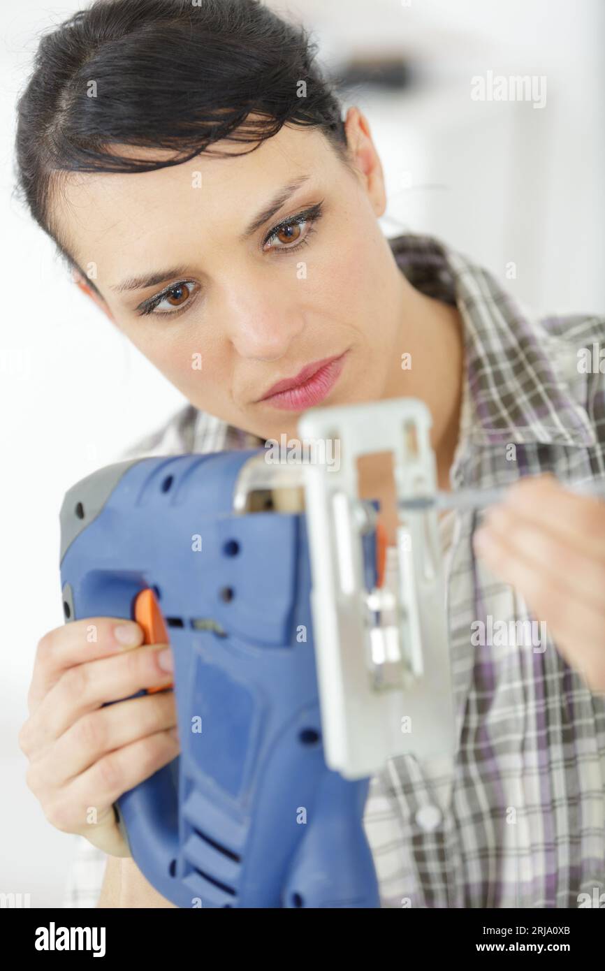 lady changing a jigsaw blade Stock Photo - Alamy