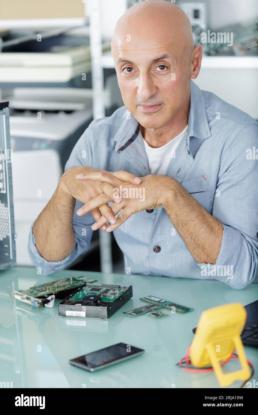 man repairs electronic device using multimetr Stock Photo - Alamy