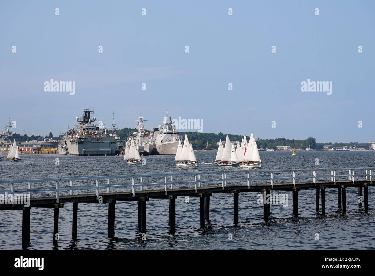 Horizontal warship hi-res stock photography and images - Alamy