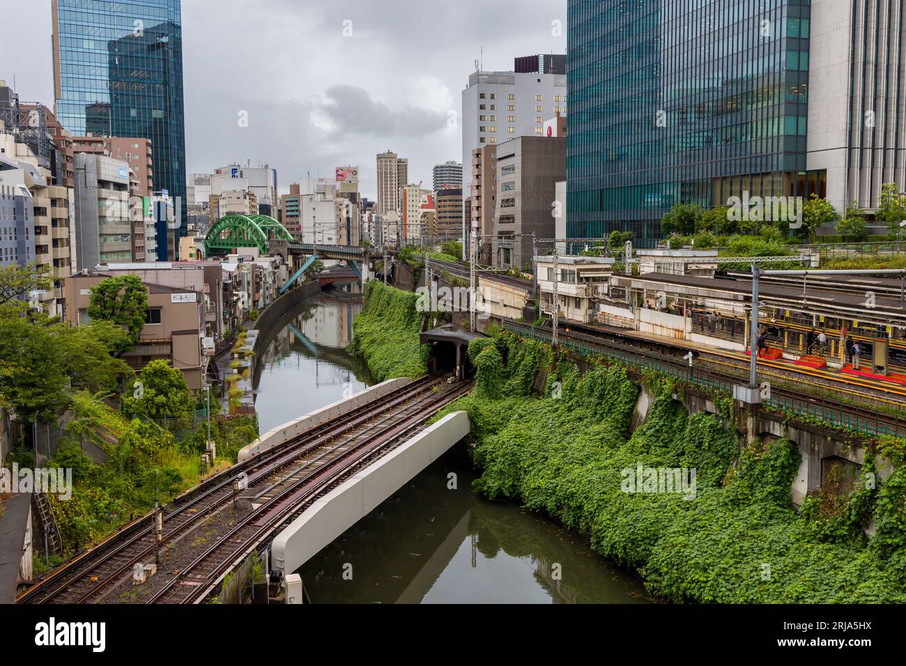 TOKYO, JAPAN - AUGUST 09 2023: Trains passing a busy intersection and ...