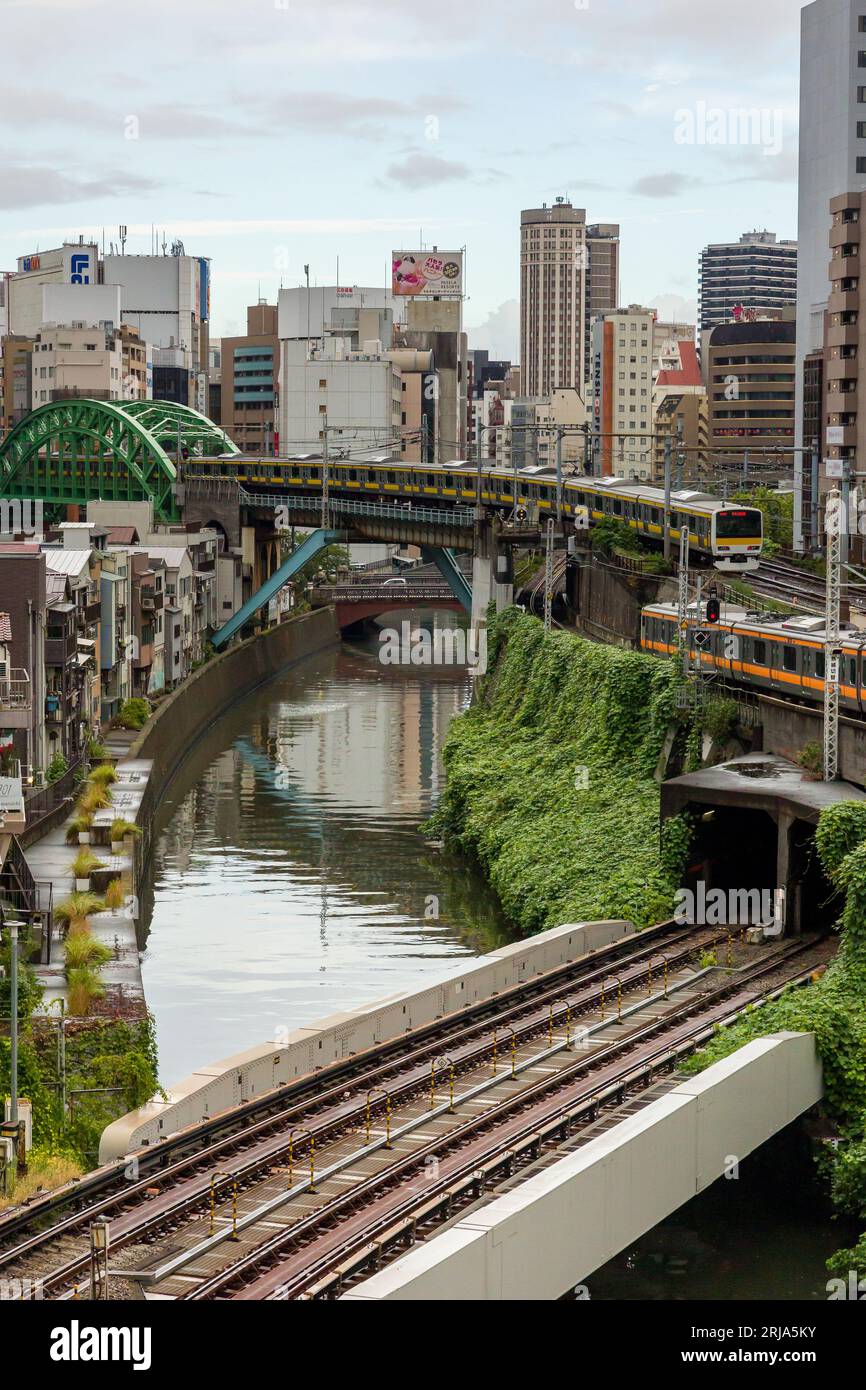 TOKYO, JAPAN - AUGUST 09 2023: Trains passing a busy intersection and ...