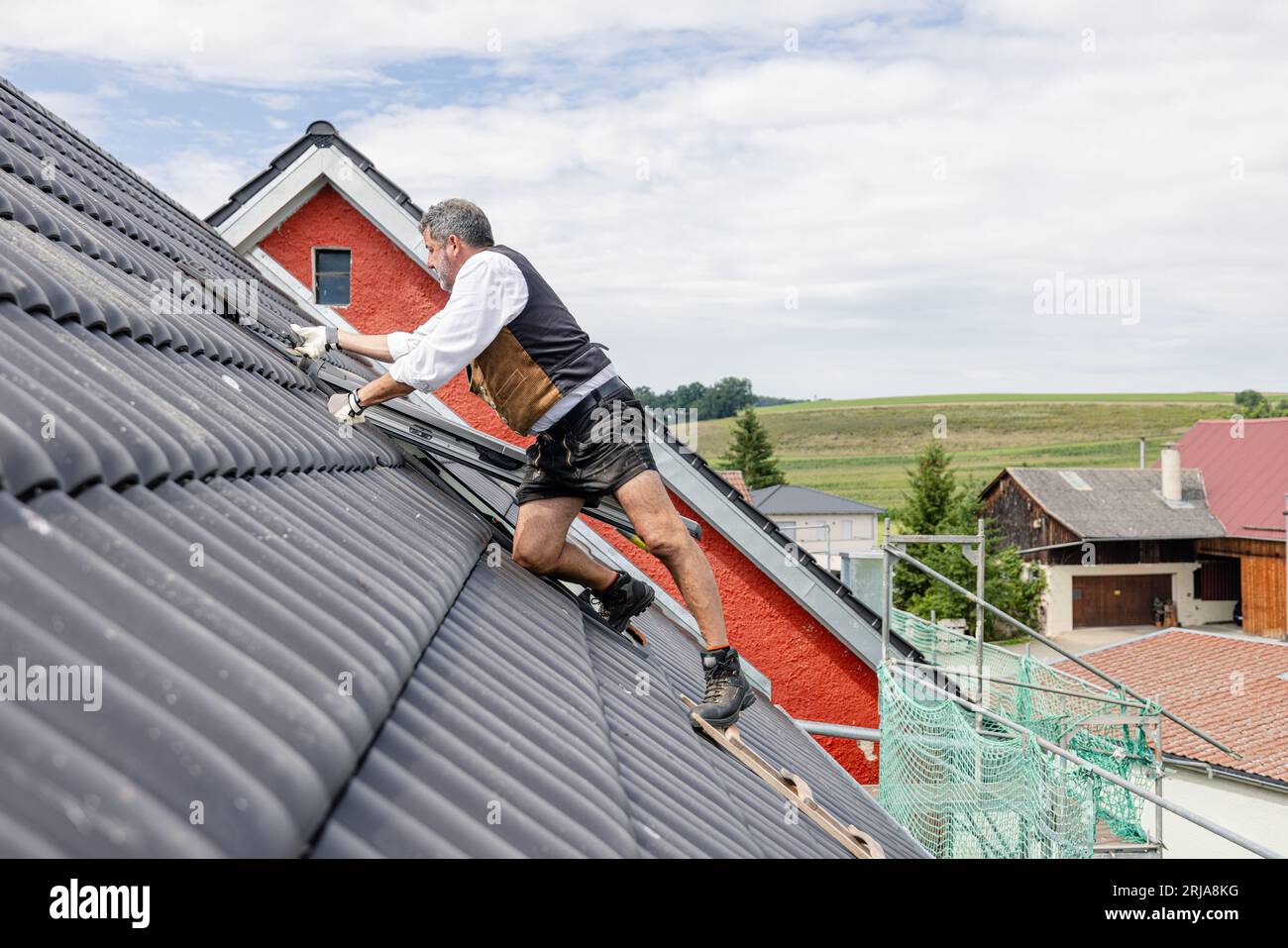 Roofer working on roof private hi-res stock photography and images - Alamy