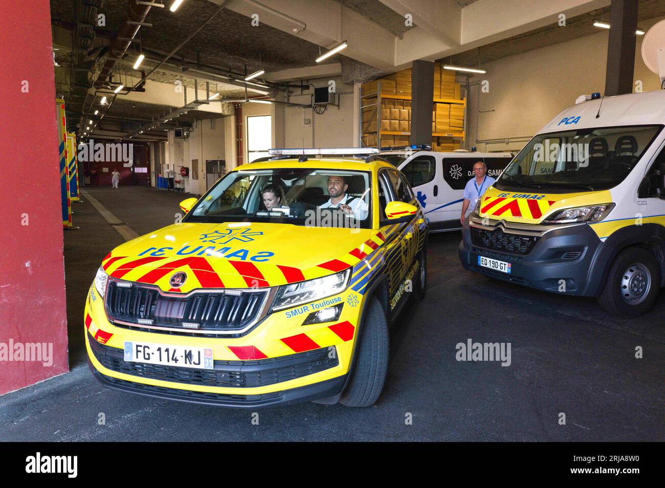 Toulouse, France. 14th Aug, 2023. A team in action with a yellow Samu ...