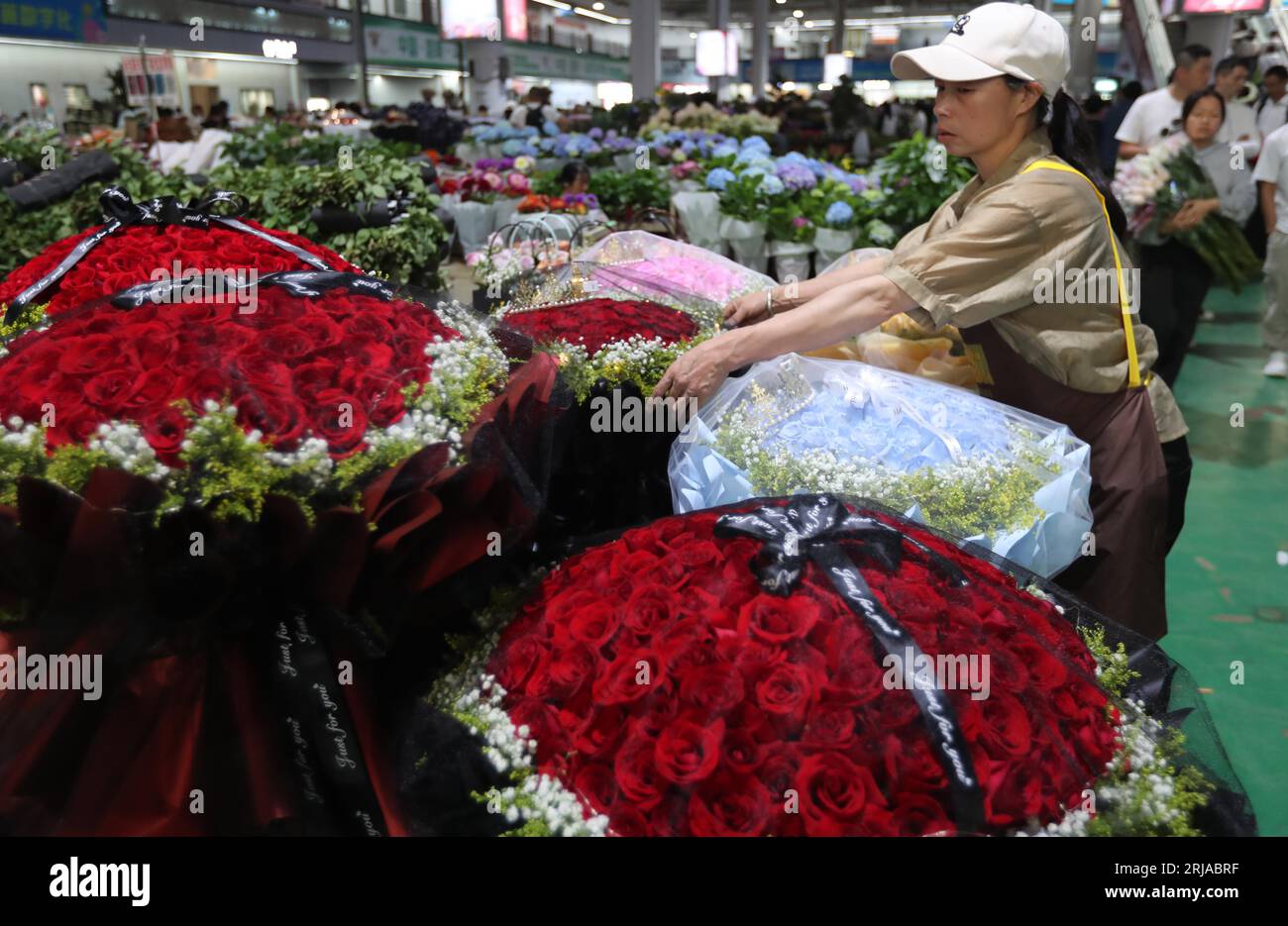 Fresh roses of various colors draw customers in Dounan flower market in ...