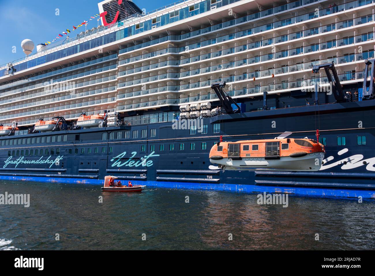 Steuerbordseite eines Kreuzfahrtschiffes Mein Schiff 4 der TUI Cruises ...