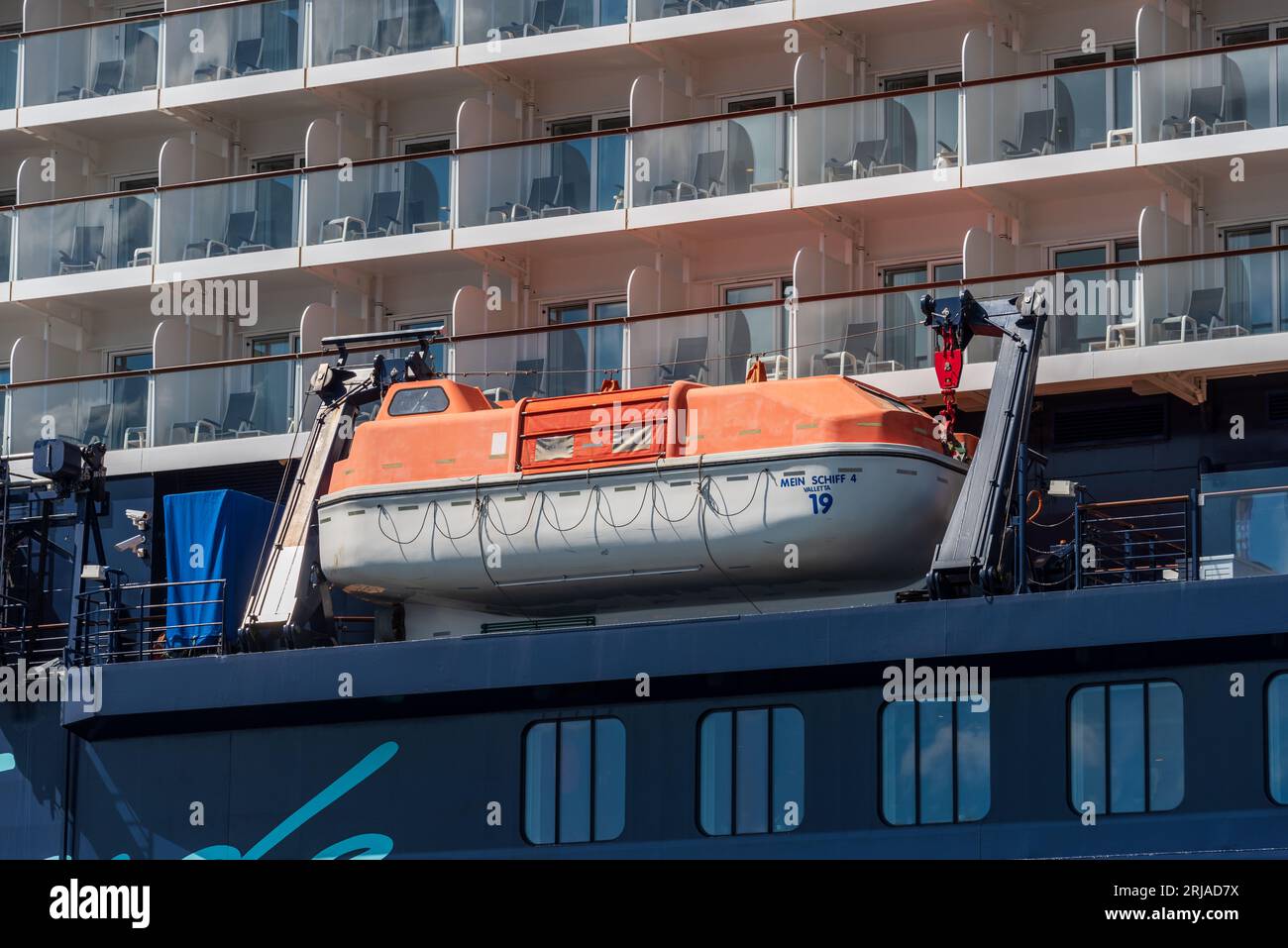 Steuerbordseite eines Kreuzfahrtschiffes Mein Schiff 4 der TUI Cruises ...