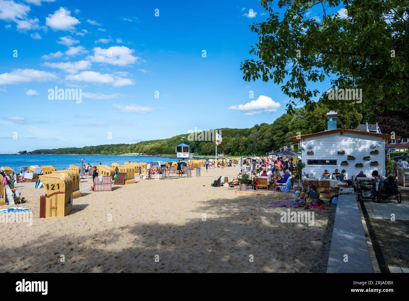 Kieler Förde Strandleben im Sommer am Strand von Heikendorf-Möltenort ...