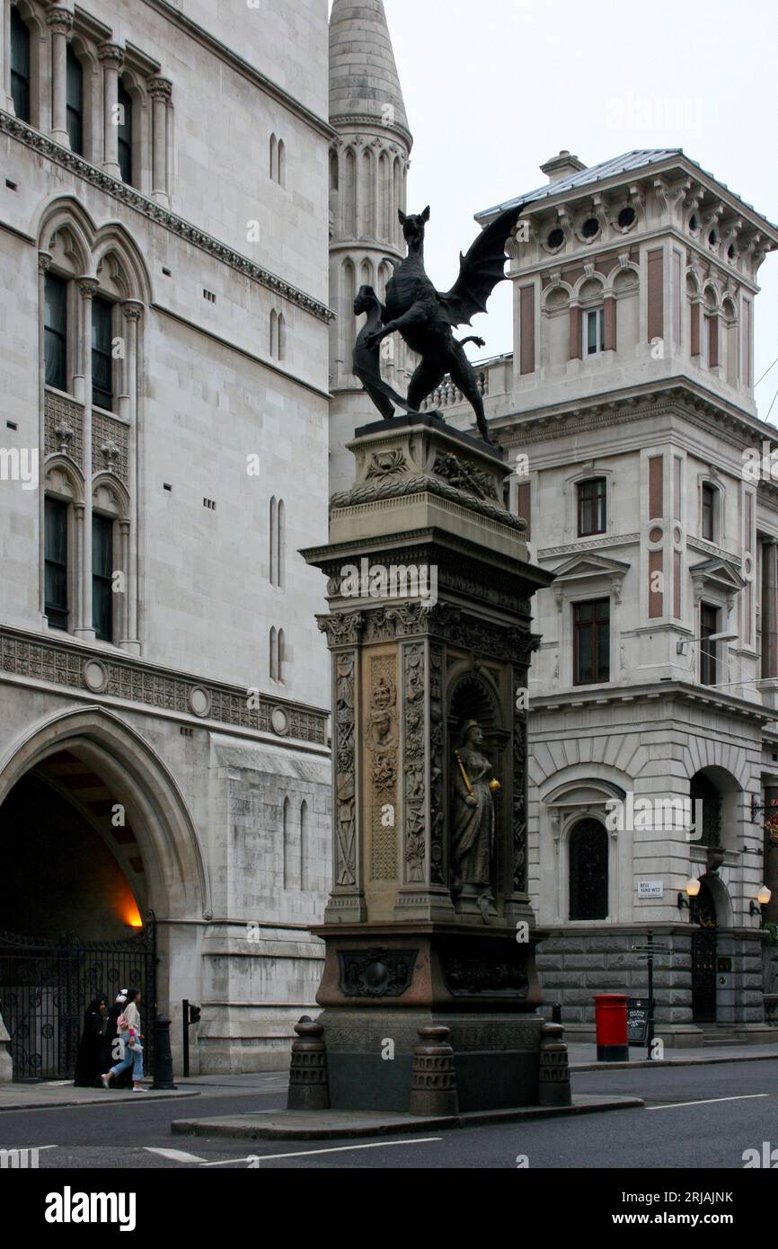 Statue in fleet street london hi-res stock photography and images - Alamy