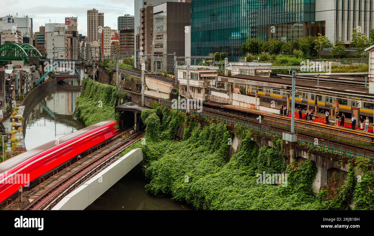 TOKYO, JAPAN - AUGUST 09 2023: Long exposure (blurred motion) image of ...