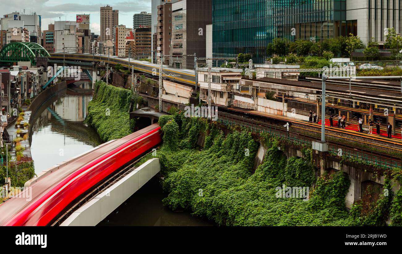 TOKYO, JAPAN - AUGUST 09 2023: Long exposure (blurred motion) image of ...
