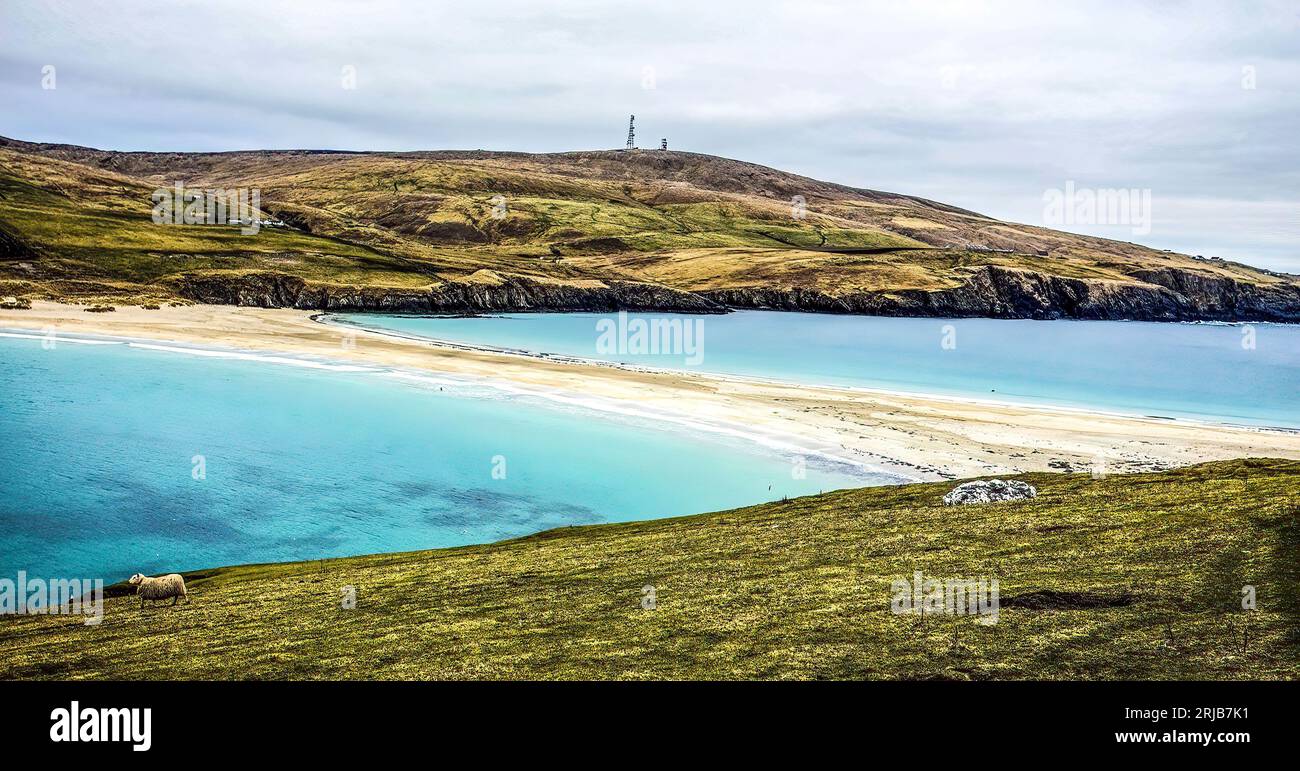 Shetland beach island tombolo hi-res stock photography and images - Alamy