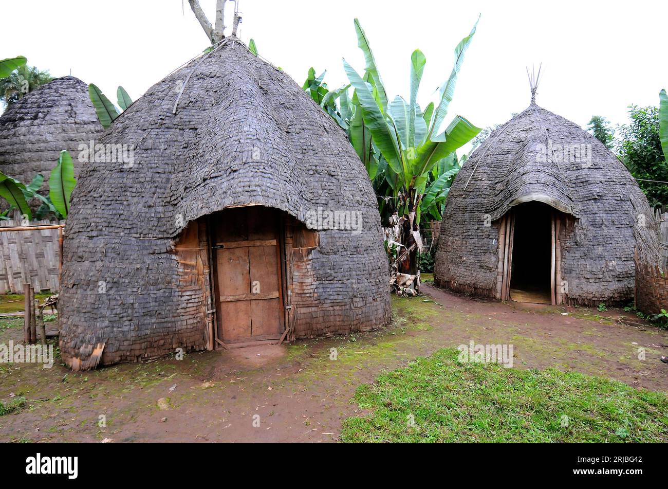 Straw huts hi-res stock photography and images - Alamy