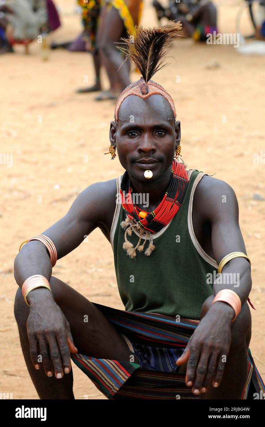 Hamer man in dimeka market hi-res stock photography and images - Alamy