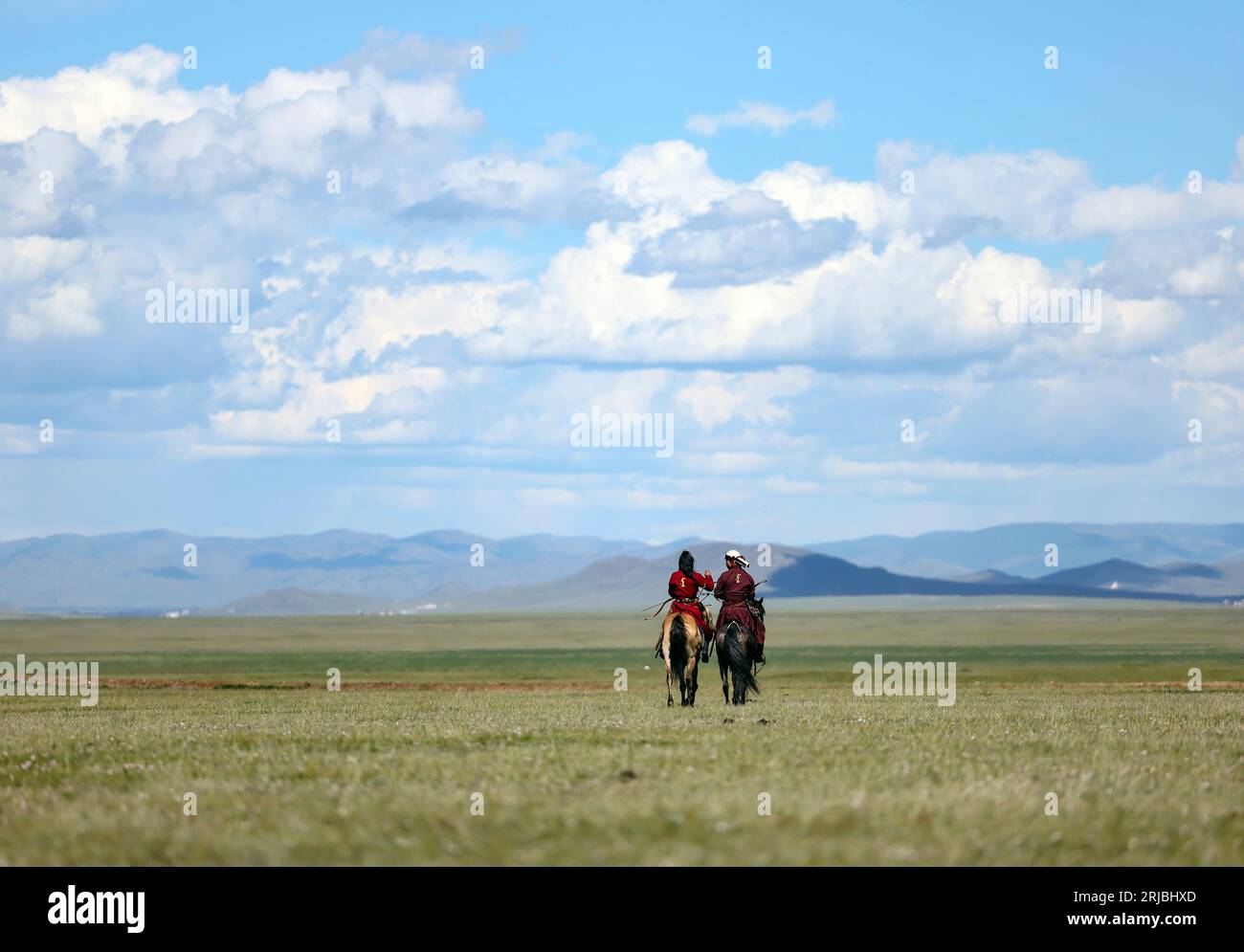(230822) -- ULAN BATOR, Aug. 22, 2023 (Xinhua) -- Horsemen are pictured ...