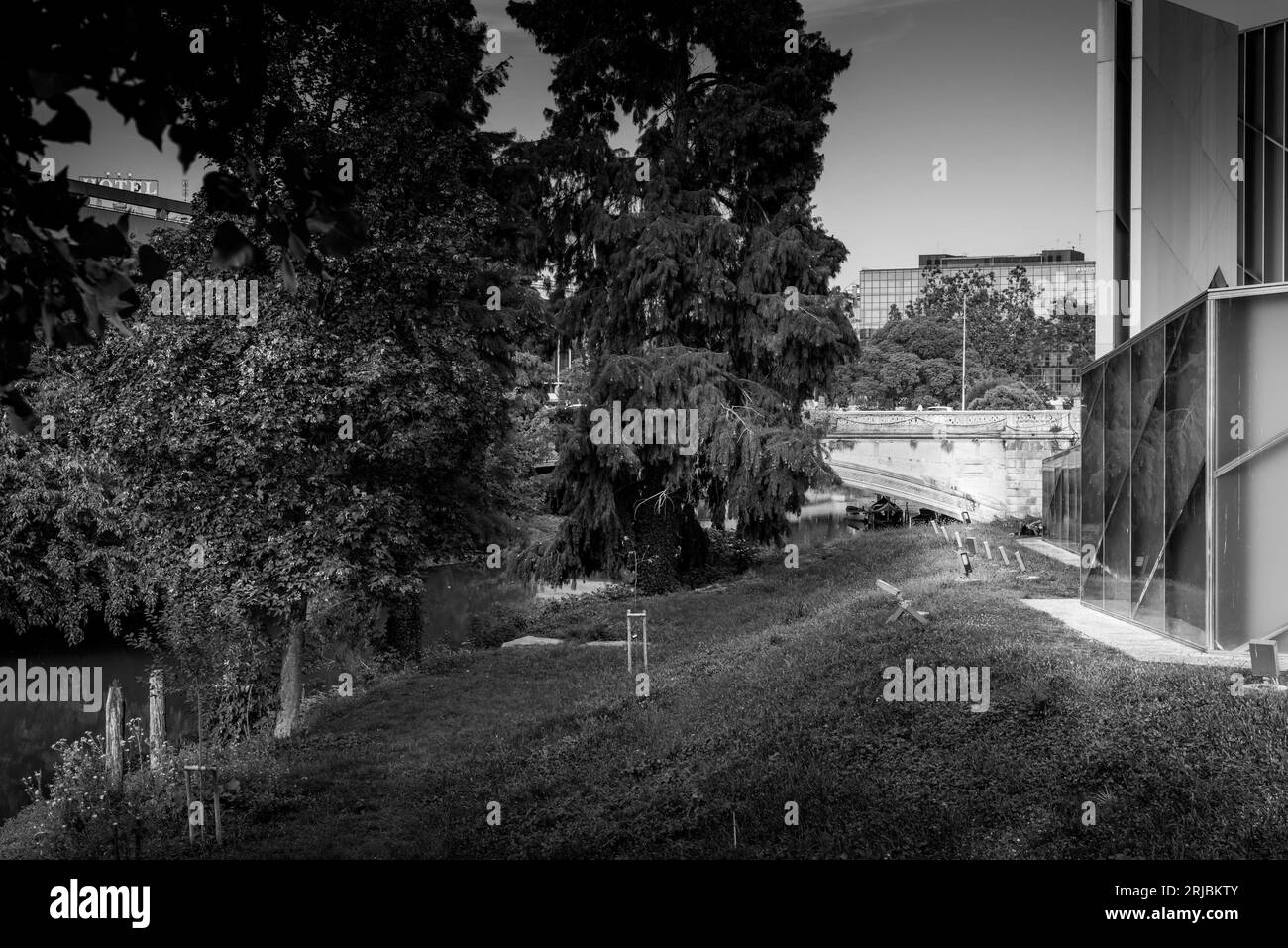 Statue old stone bridge Black and White Stock Photos & Images - Alamy