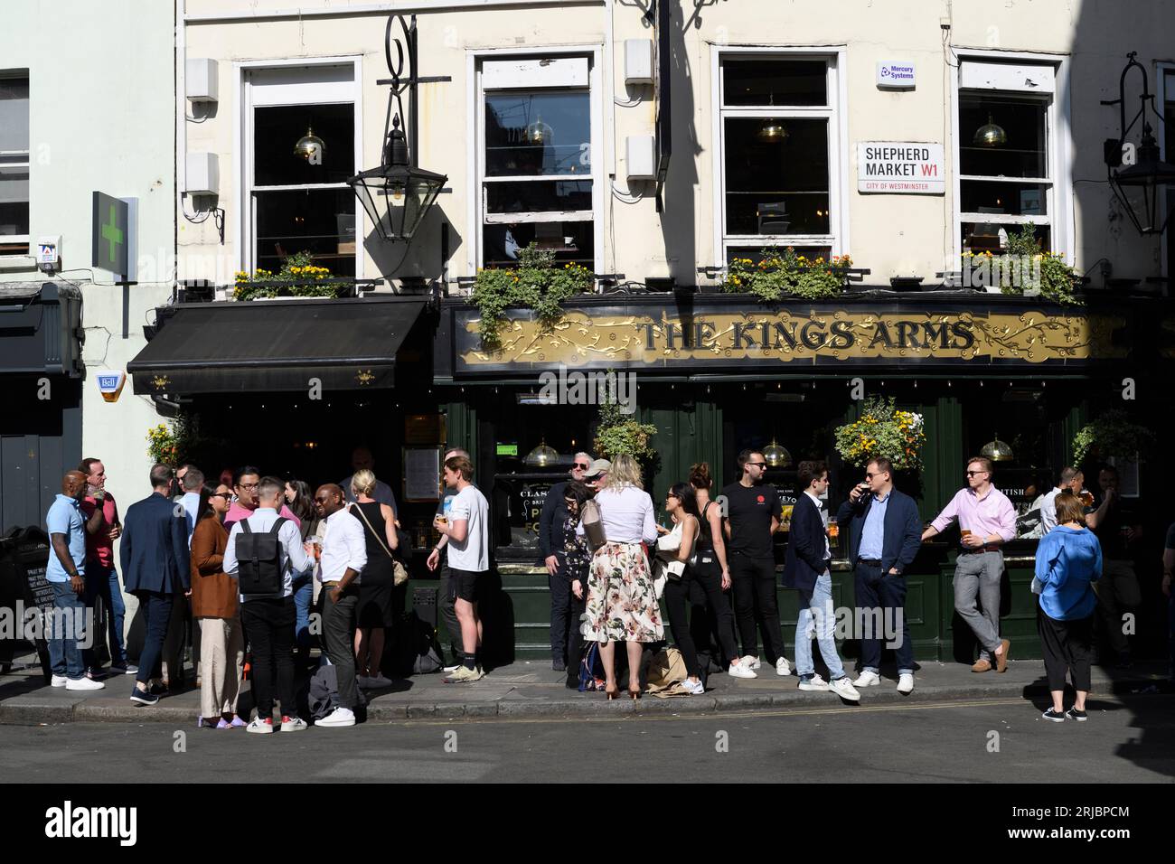 Afternoon drinkers, enjoying the sunshine outside, The Kings Arms Pub ...