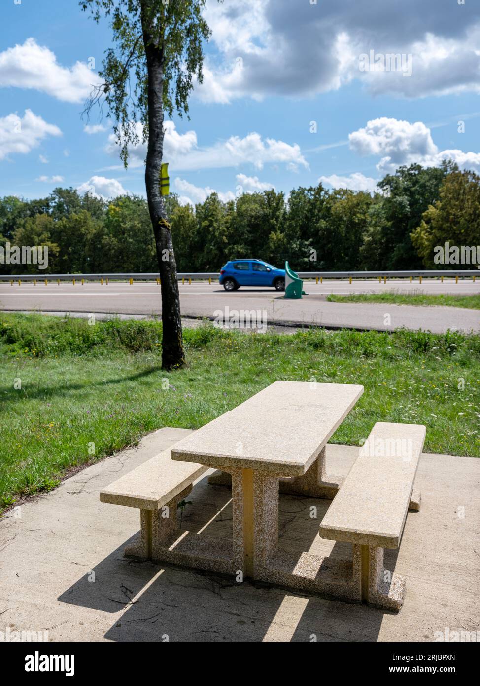 Roadside picnic area picnic bench hi-res stock photography and images ...