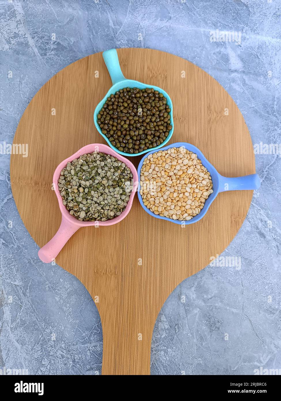 Green Gram Whole Split Yellow Cups Circular Stock Photo - Alamy