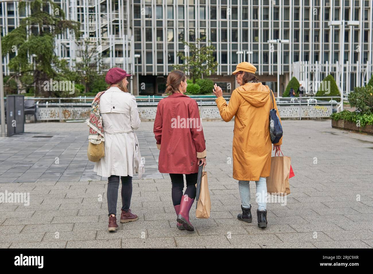 Customers shopping street hi-res stock photography and images - Alamy