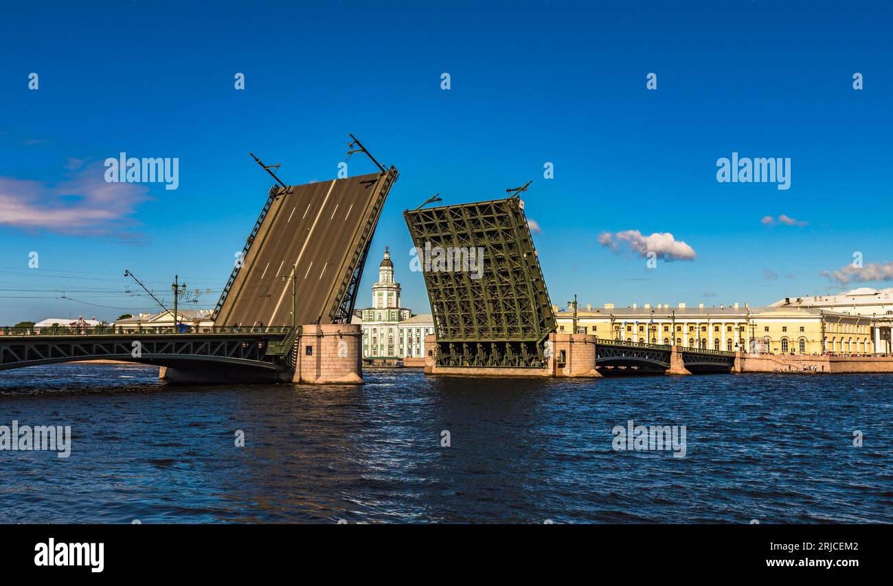 The Palace Bridge, a rare case of raising the bridge in the daytime ...
