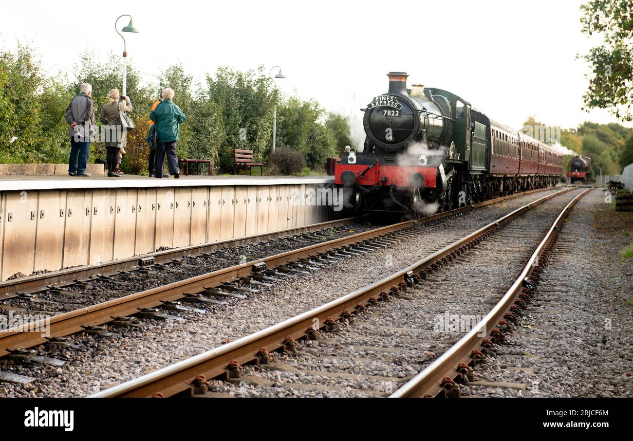 Visiting GWR Manor Class No 7822 Foxcote Manor attracts attention at ...