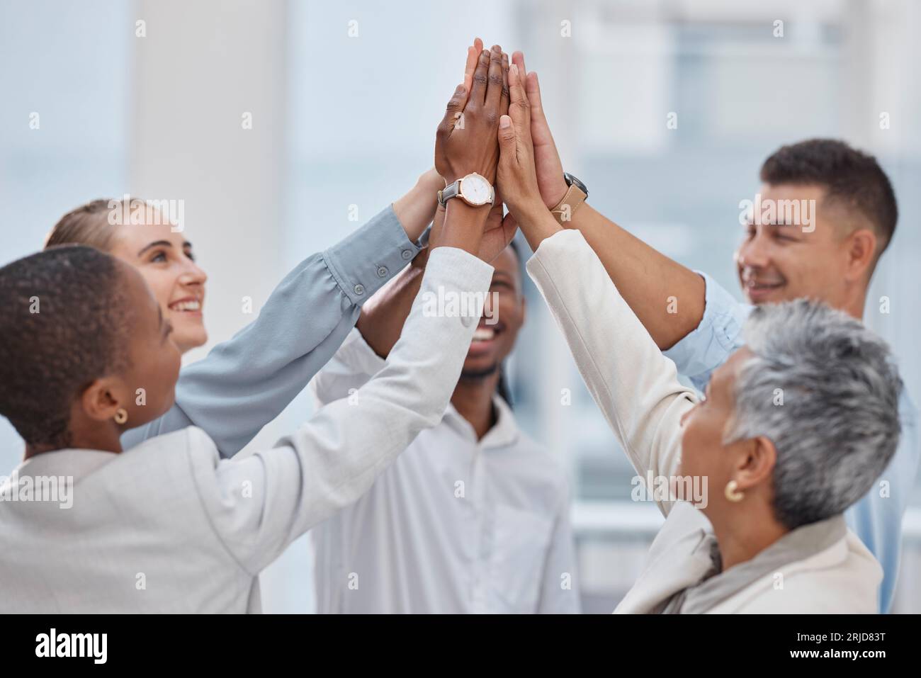 High five circle women hi-res stock photography and images - Alamy