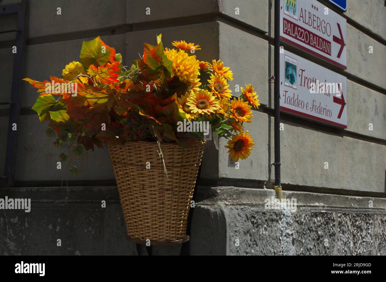 composizione di fiori finti Stock Photo - Alamy