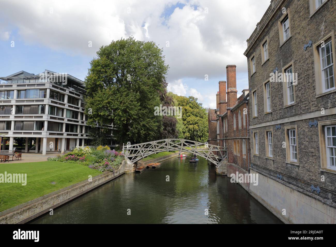 The beautiful scenery with Mathematical Bridge over the River Cam in ...