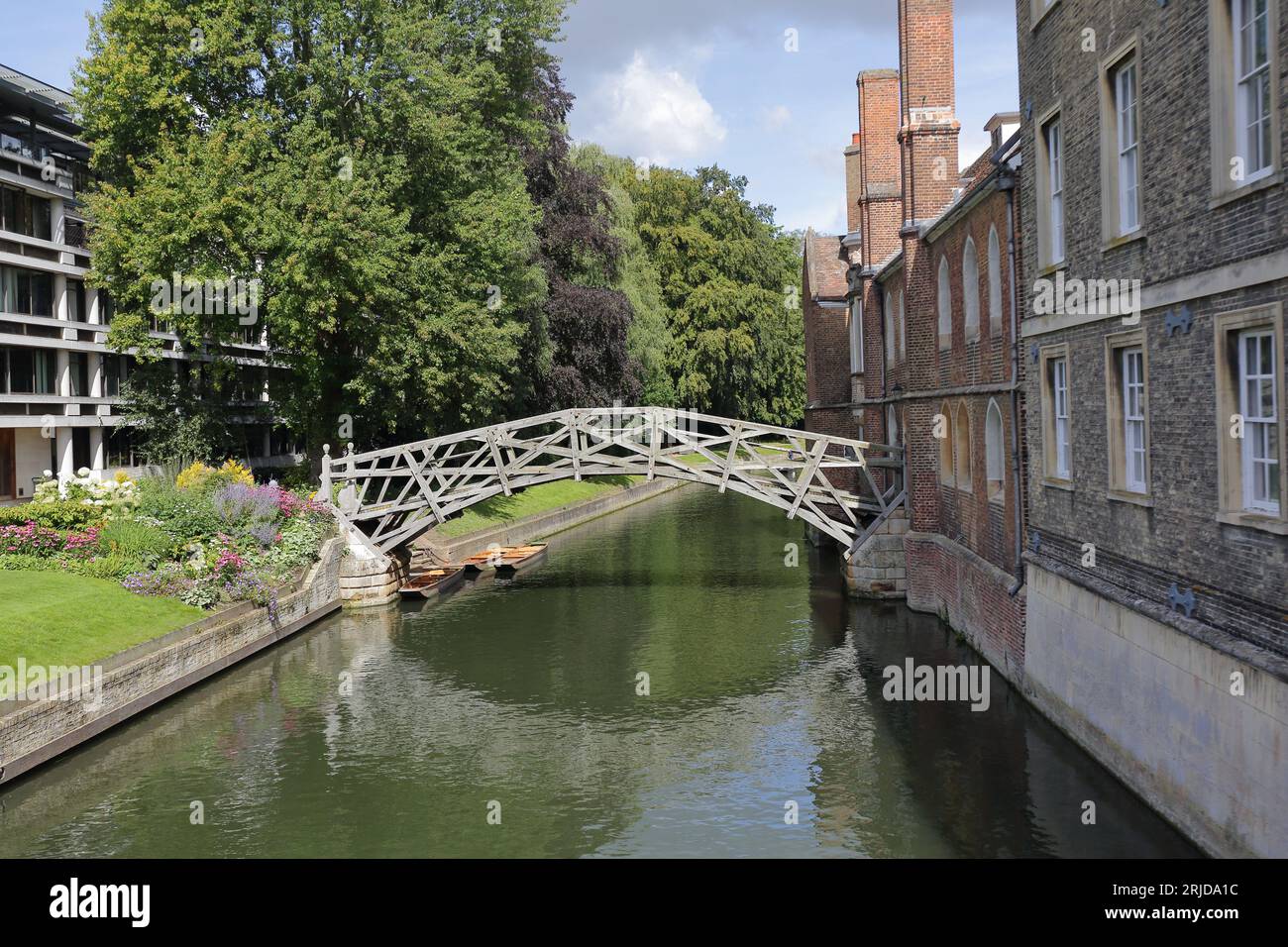 The beautiful scenery with Mathematical Bridge over the River Cam in ...