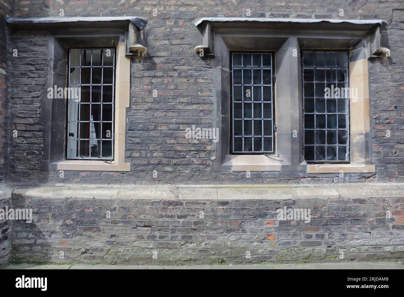 The old wall and windows Stock Photo - Alamy