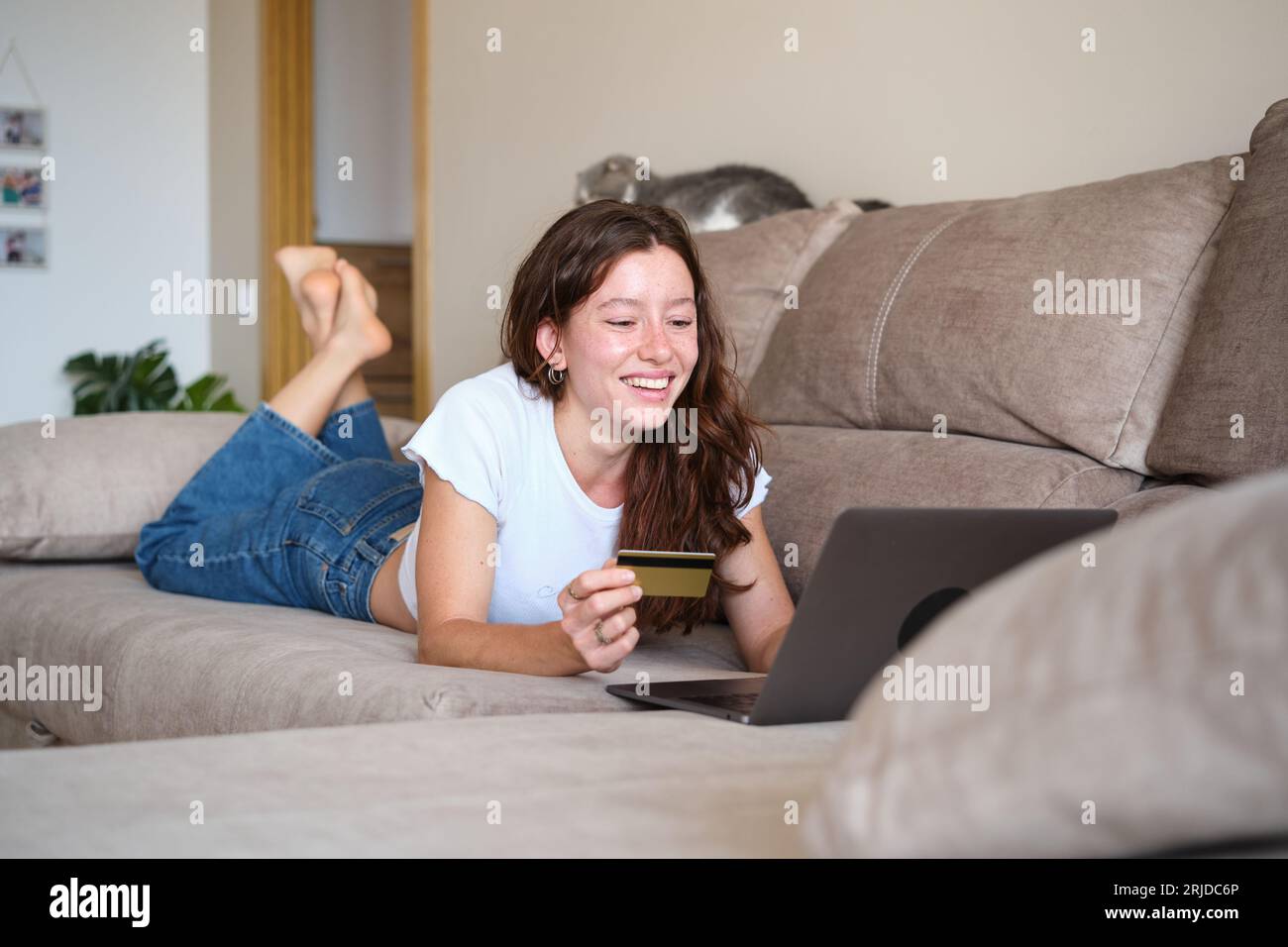 Shopping online young woman hi-res stock photography and images - Alamy