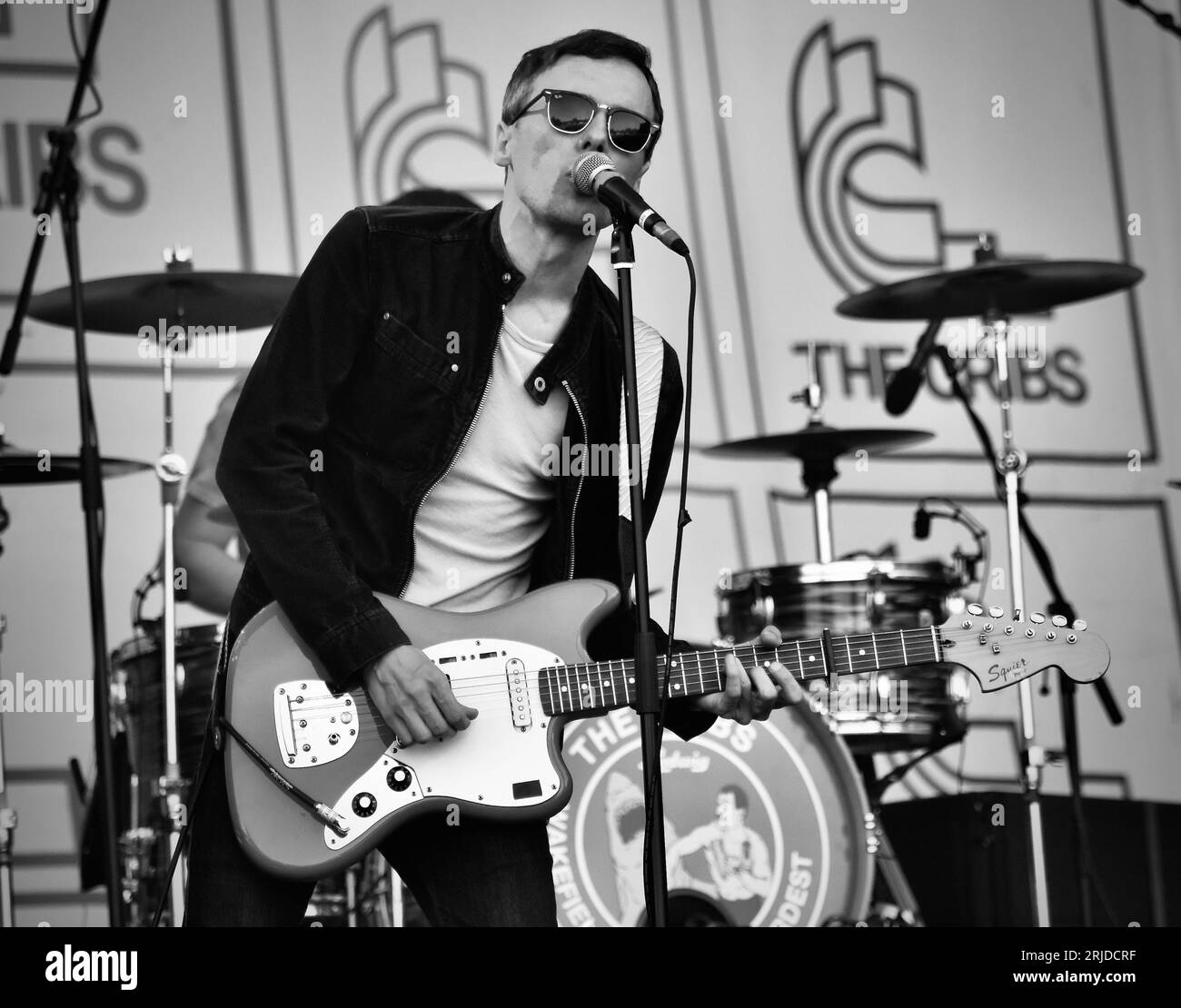 Guitarist wearing sunglasses hi-res stock photography and images - Alamy