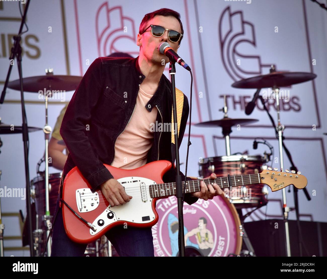 The cribs performing hi-res stock photography and images - Alamy