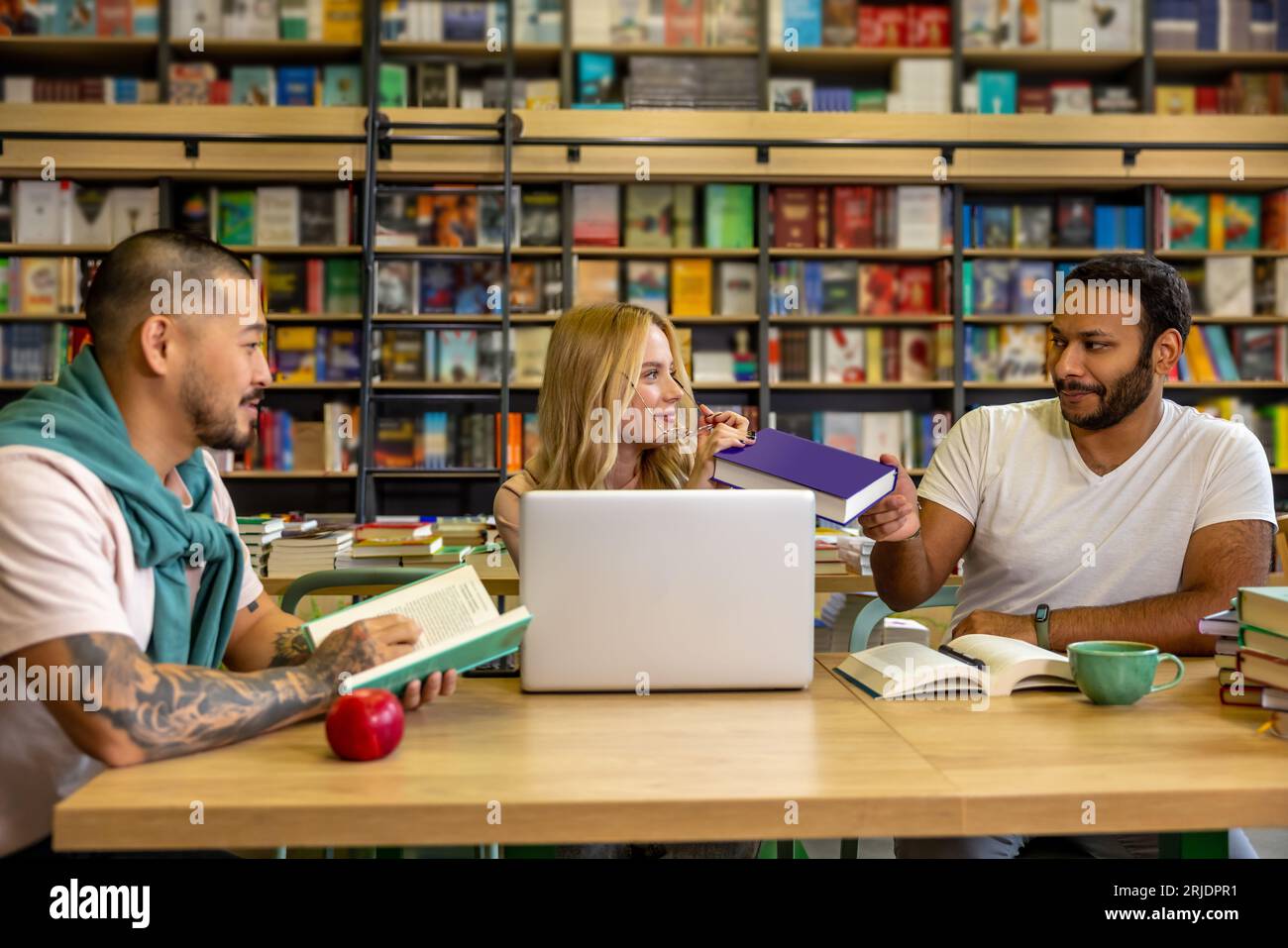 Students studying in the library Stock Photo - Alamy