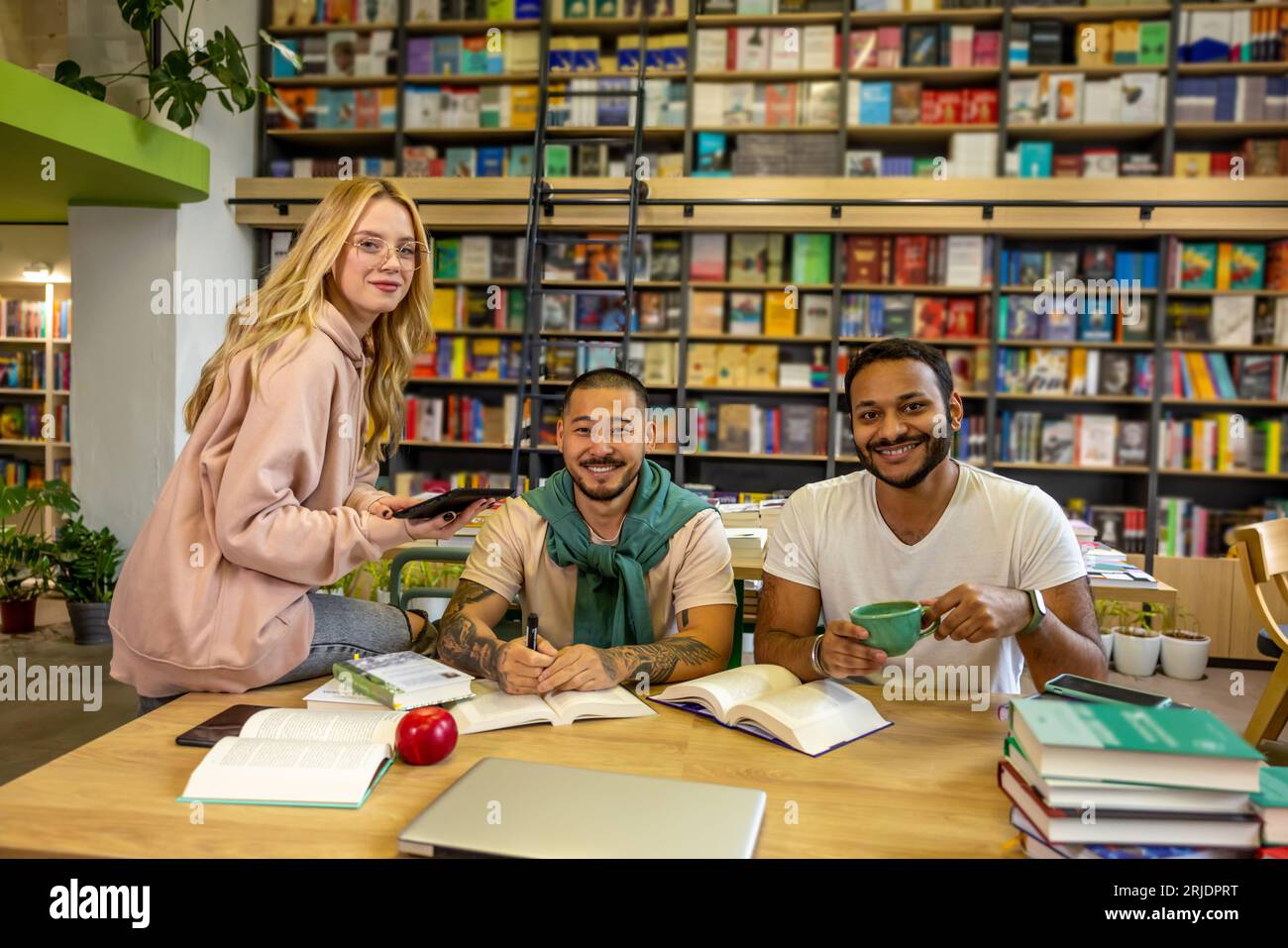 Students studying in the library Stock Photo - Alamy