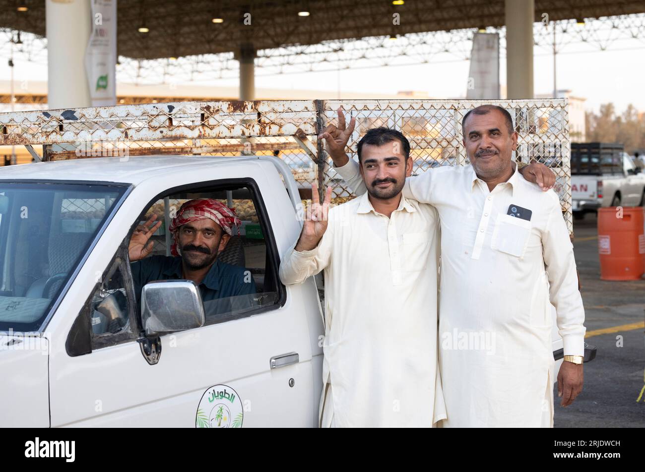 Saudi arabia food worker hi-res stock photography and images - Alamy