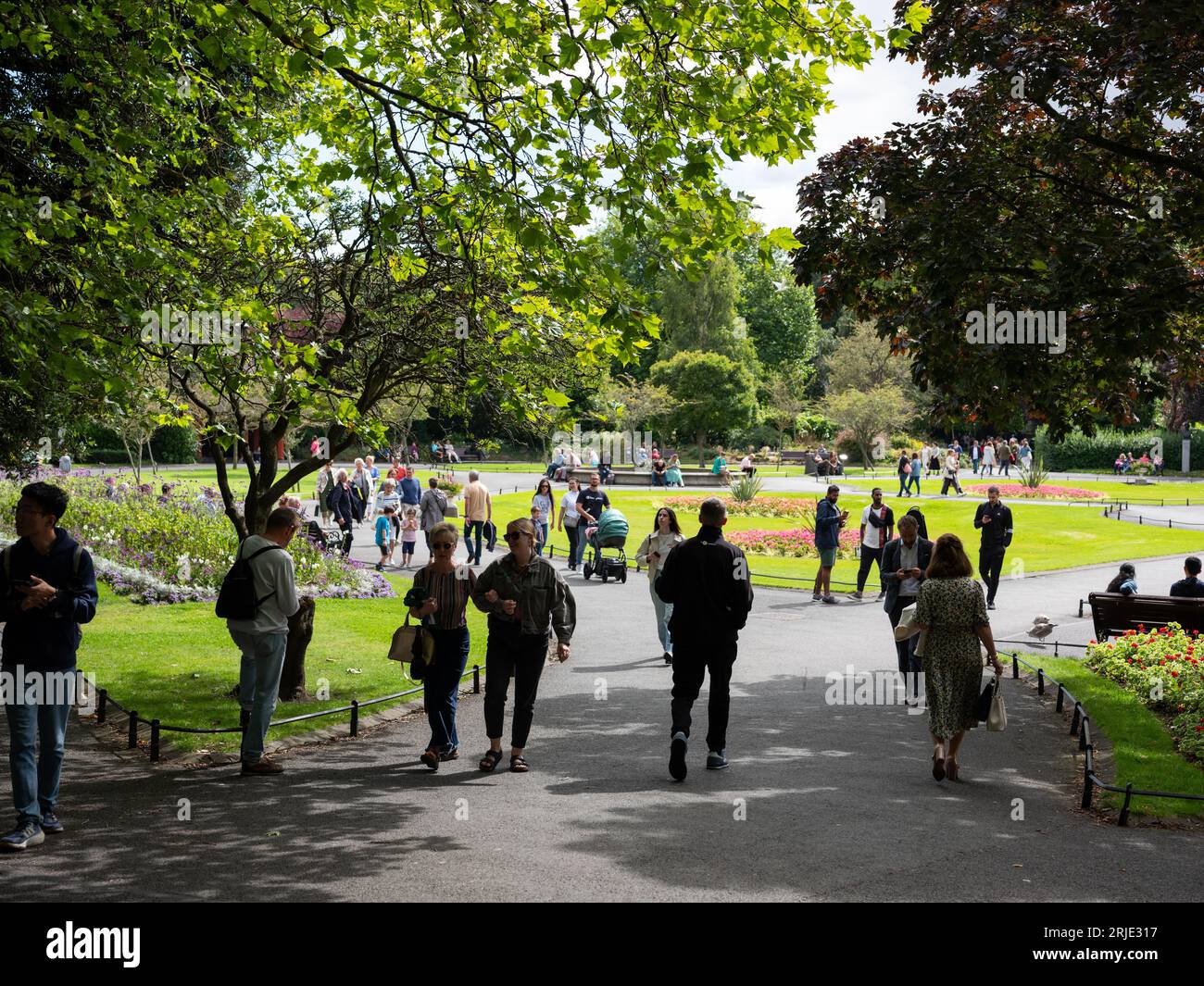 A summers day in St Stephens Green in Dublin city, Ireland Stock Photo ...