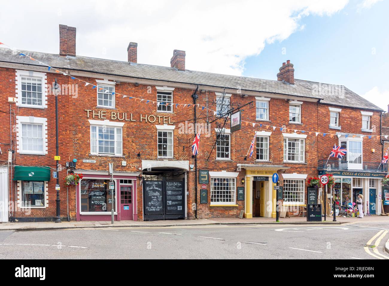 Stony stratford the bull hotel hi-res stock photography and images - Alamy