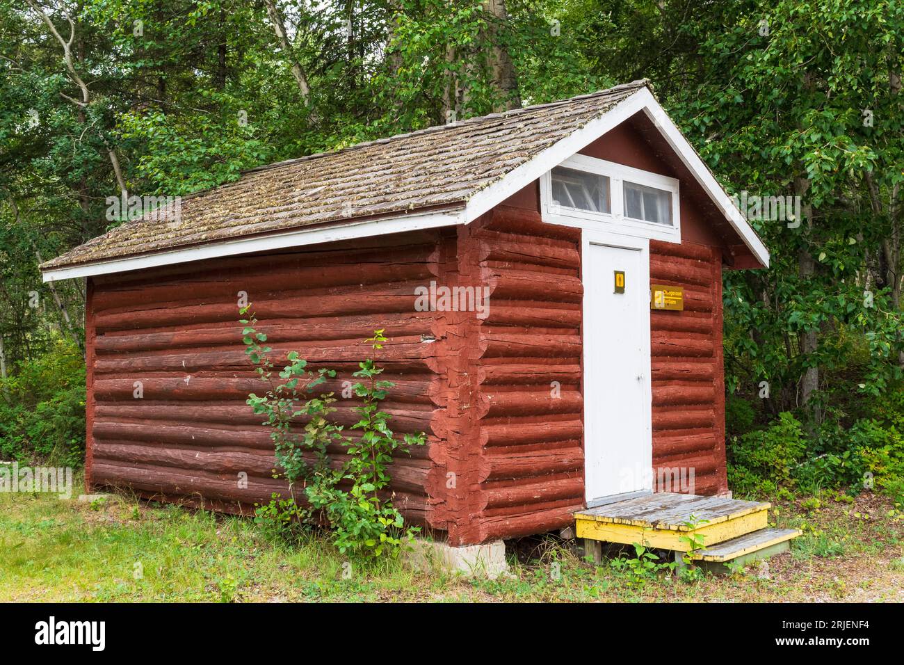 Log outhouse hi-res stock photography and images - Alamy