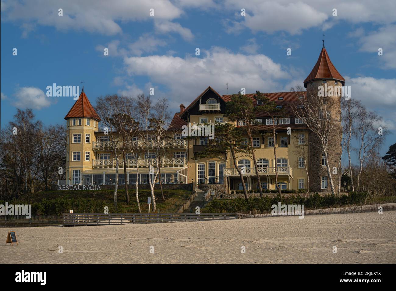 stilvolles Strandhotel in Leba, Polen Stock Photo - Alamy