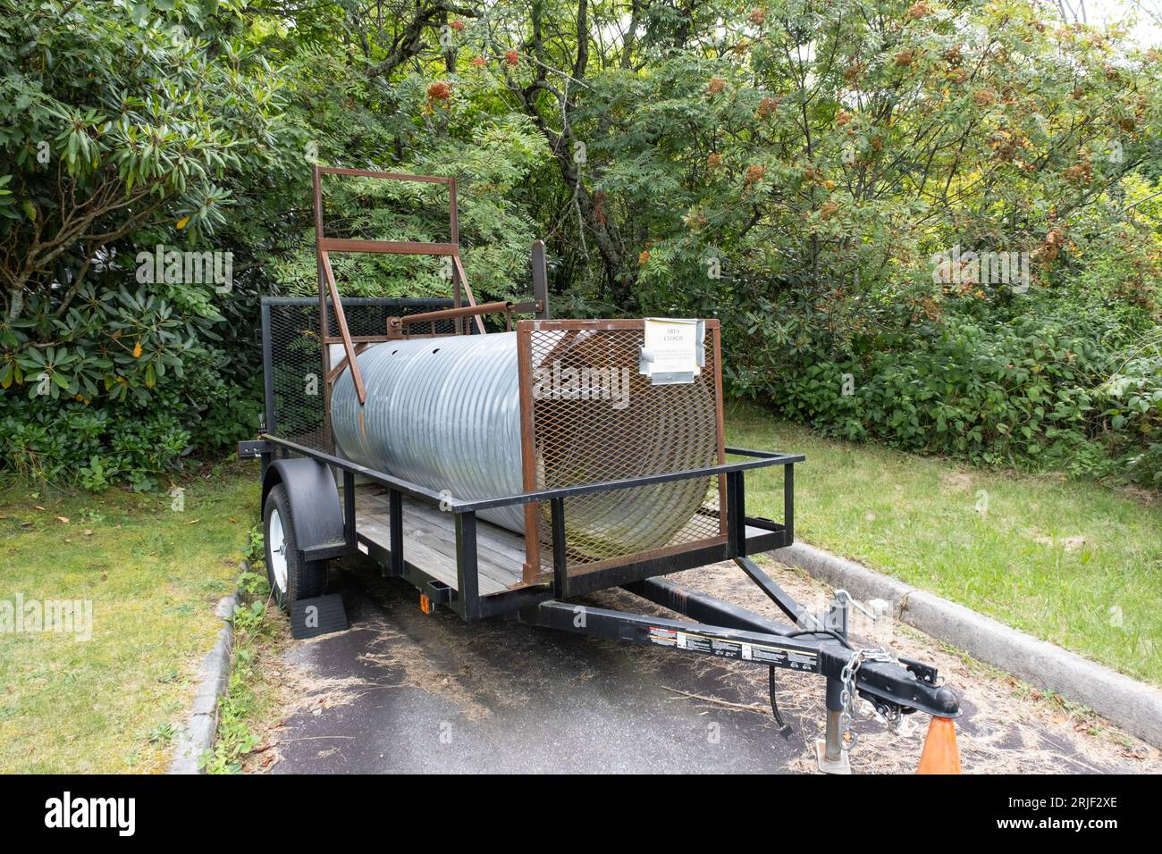 Portable live bear trap to relocate animal Stock Photo - Alamy
