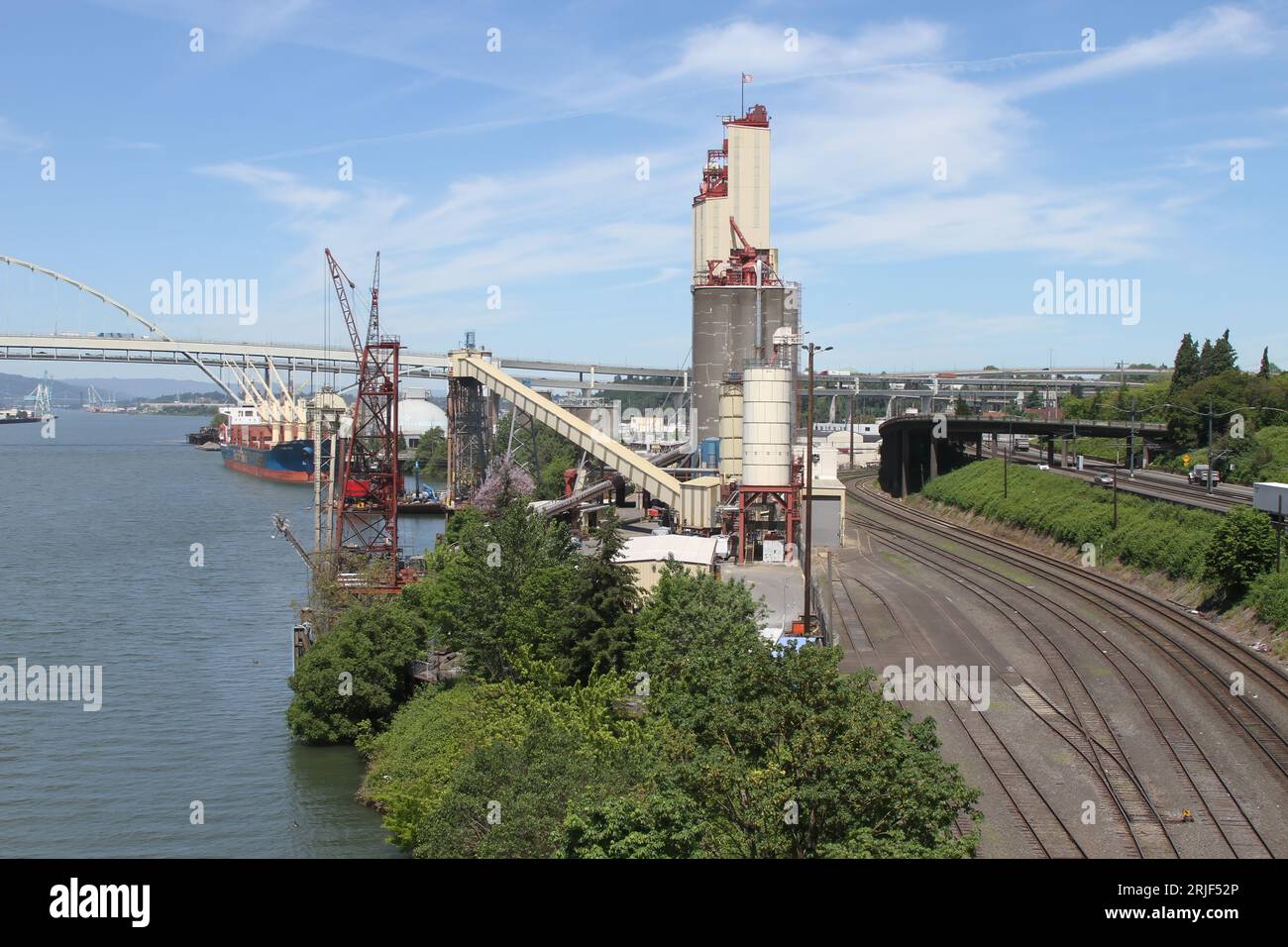 Portland city bridges steel hi-res stock photography and images - Alamy