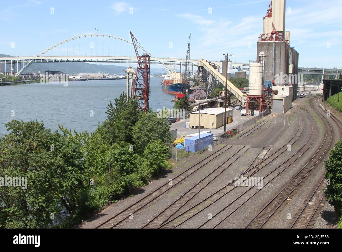 Portland city bridges steel hi-res stock photography and images - Alamy