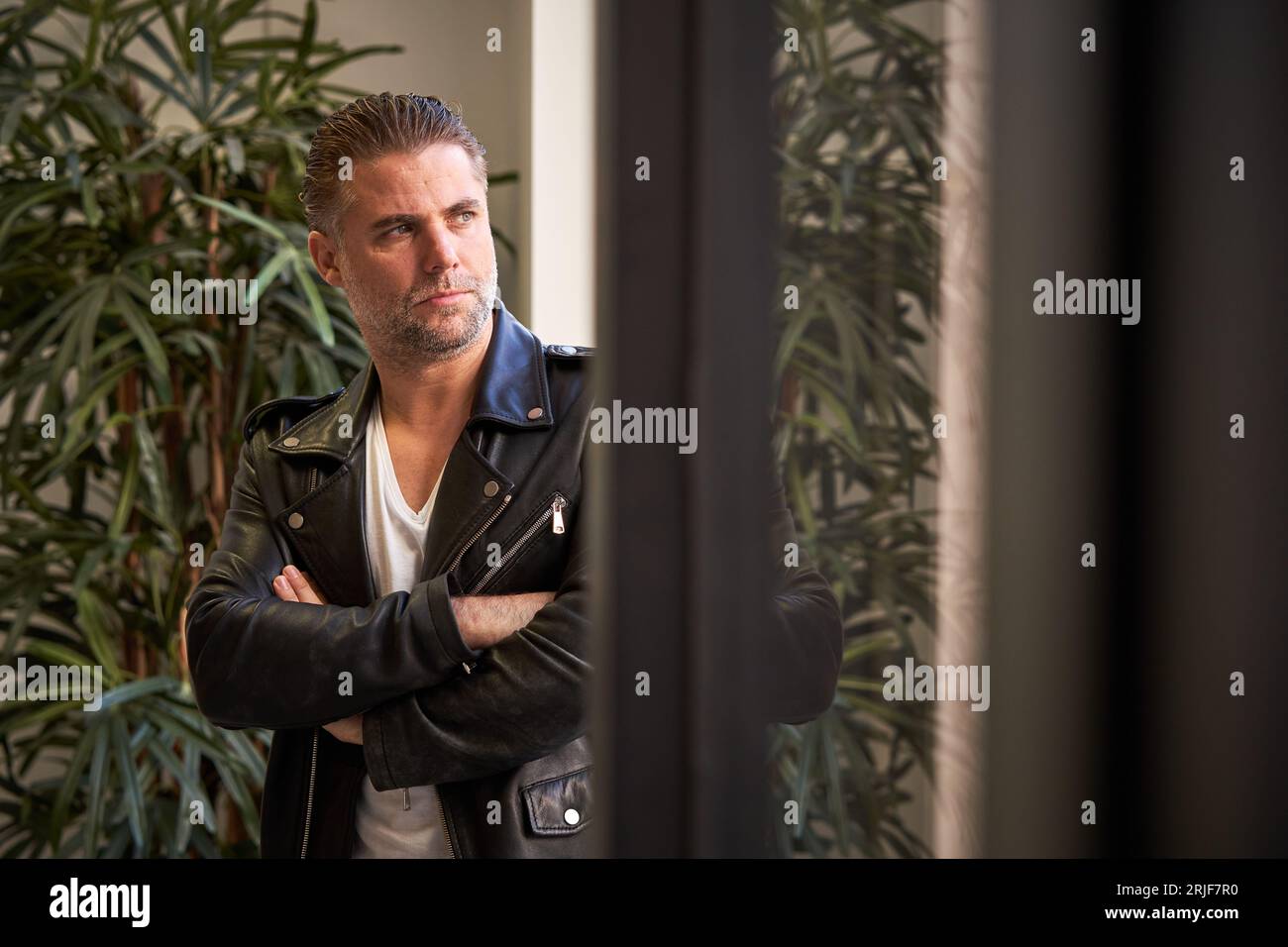 Man in leather jacket arms crossed hi-res stock photography and images - Alamy