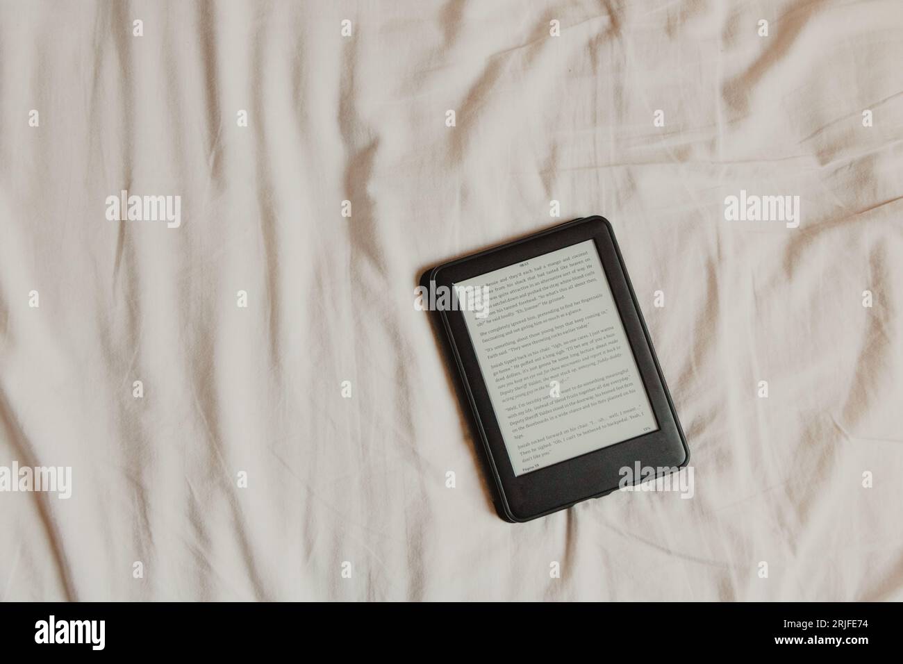 Kindle reading in bed hi-res stock photography and images - Alamy